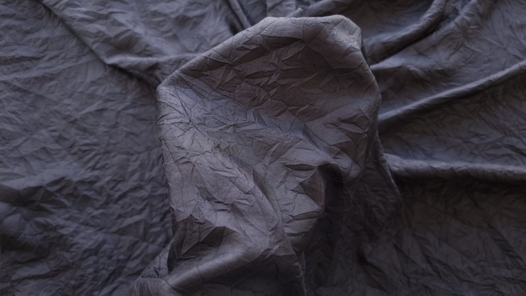 Tesatura creponata din matase naturala neagra