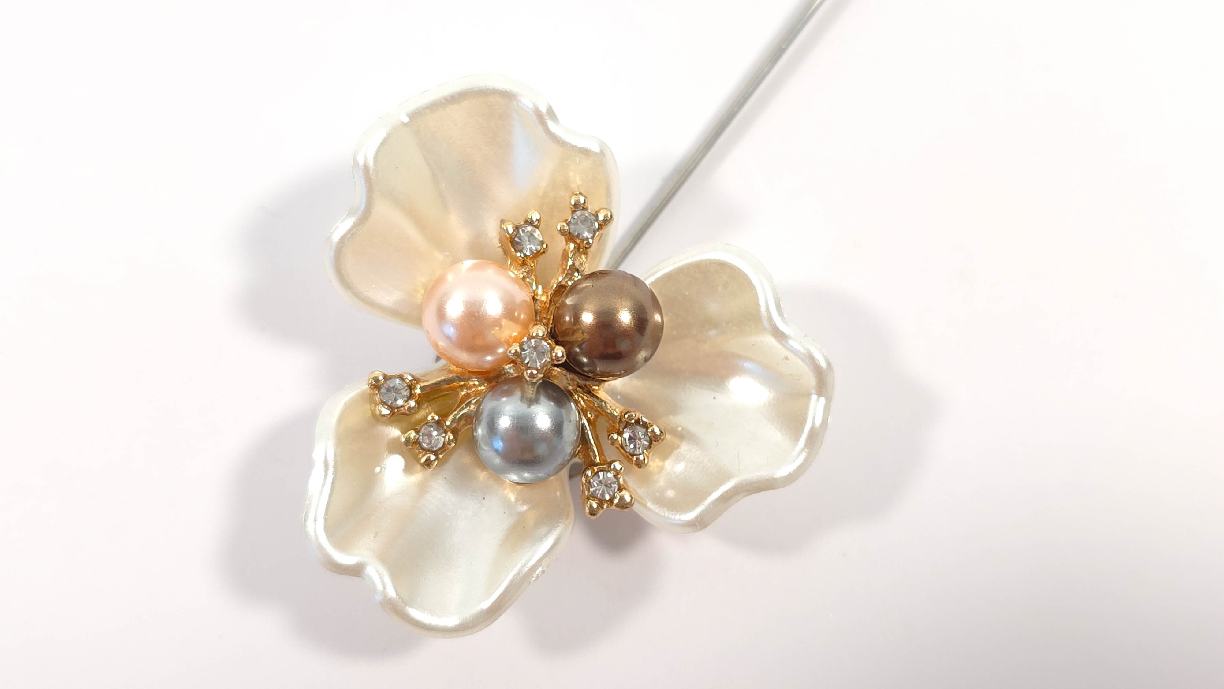 Broșă decorativă floare ivoire cu perle multicolore - Evelin Textile
