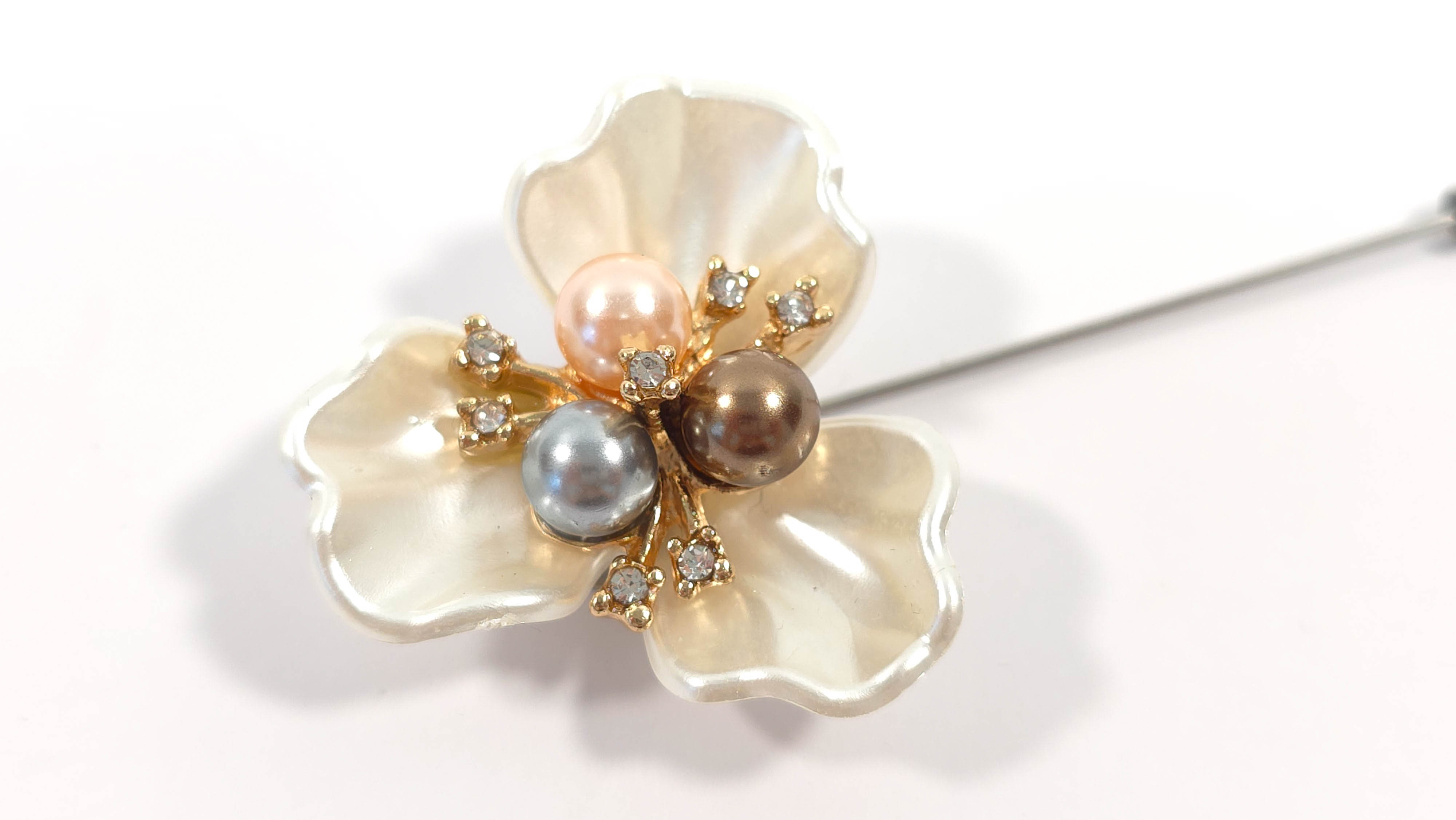 Broșă decorativă floare ivoire cu perle multicolore - Evelin Textile